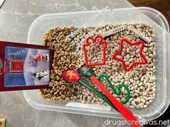 Easy Christmas Sensory Bin | Drugstore Divas